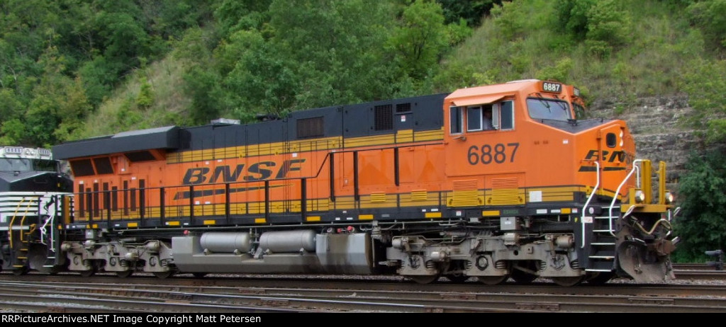 BNSF 6887